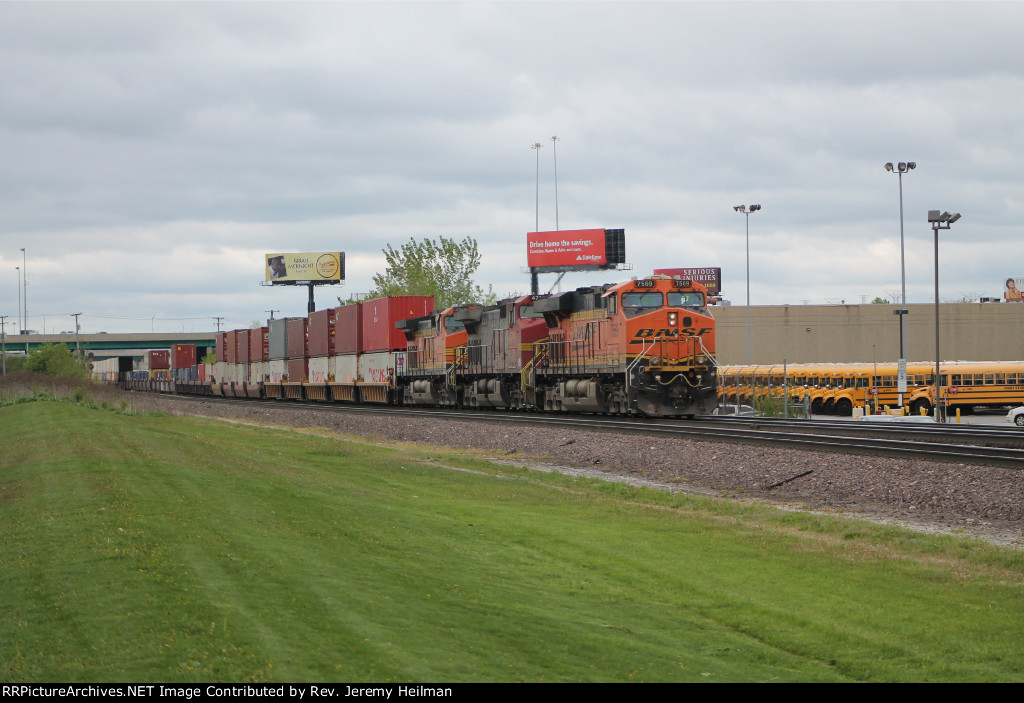 BNSF 7569 & others (1)
